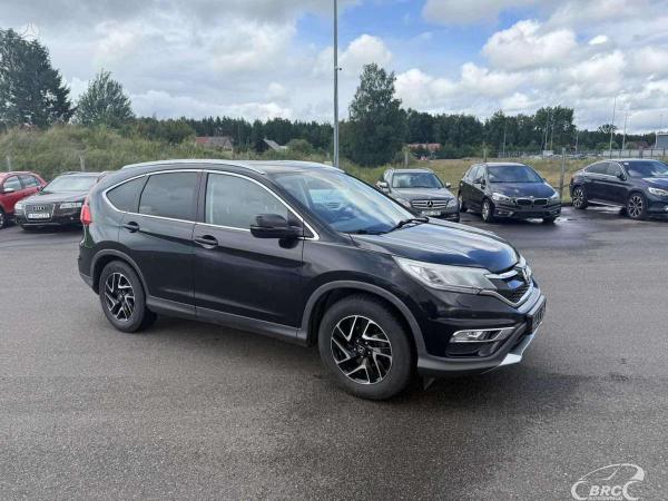 Black Honda CR-V 2018 in Vilnius, with an engine capacity of 2.00 L and mileage of 328 thousand km for 12900 €, photo 6 on AUTOMOTO.COM.LV