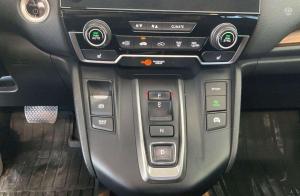 Black Honda CR-V 2020 in Vilnius, with an engine capacity of 1.99 L and mileage of 100 thousand km for 26999 €, photo 8 on AUTOMOTO.COM.LV