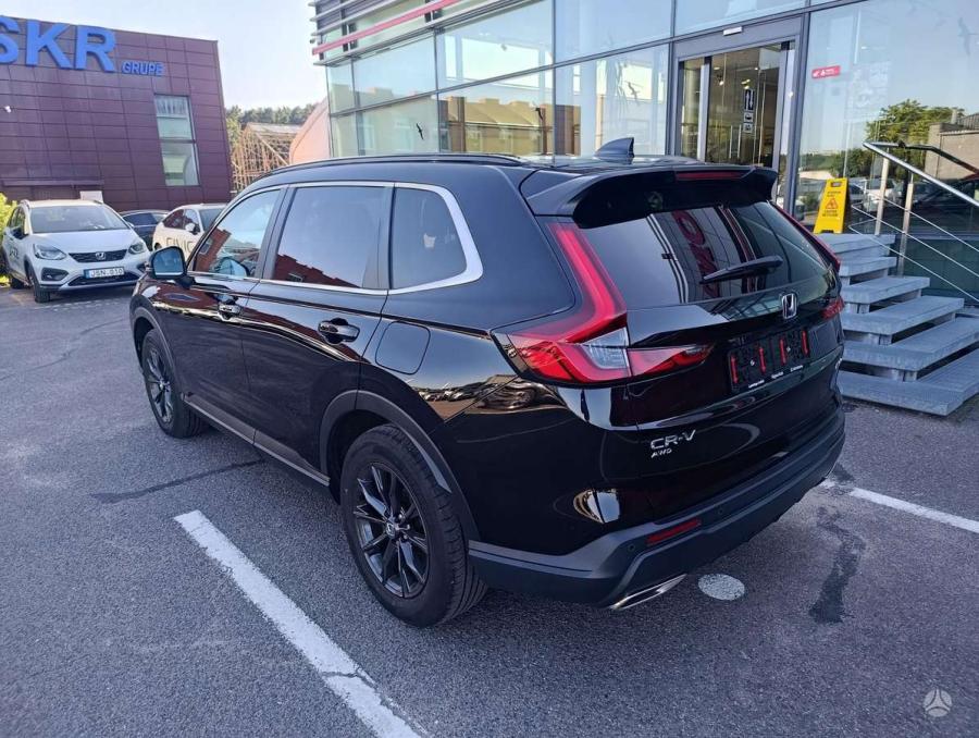 Black Honda CR-V 2024 in Vilnius, with an engine capacity of 1.99 L and mileage of 56 thousand km for 39900 €, photo 6 on AUTOMOTO.COM.LV