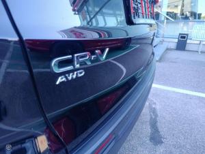 Black Honda CR-V 2024 in Vilnius, with an engine capacity of 1.99 L and mileage of 56 thousand km for 39900 €, photo 7 on AUTOMOTO.COM.LV