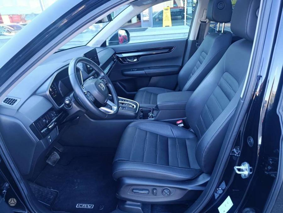 Black Honda CR-V 2024 in Vilnius, with an engine capacity of 1.99 L and mileage of 56 thousand km for 39900 €, photo 24 on AUTOMOTO.COM.LV