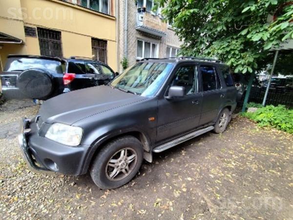 Black Honda CR-V 1999 in Riga, with an engine capacity of 2.00 L and mileage of 229 thousand km for 3900 €, photo 2 on AUTOMOTO.COM.LV
