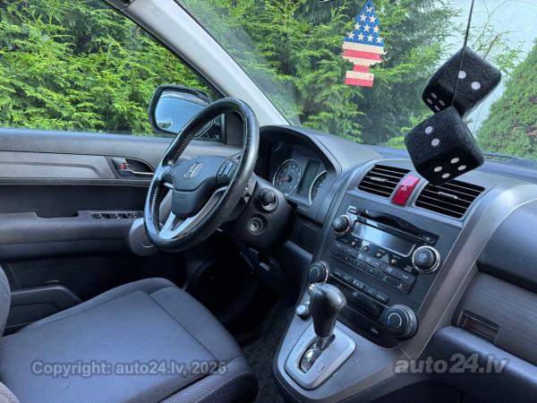 Black Honda CR-V 2007 in Tallinn, with an engine capacity of 2.00 L and mileage of 243 thousand km for 2950 €, photo 7 on AUTOMOTO.COM.LV