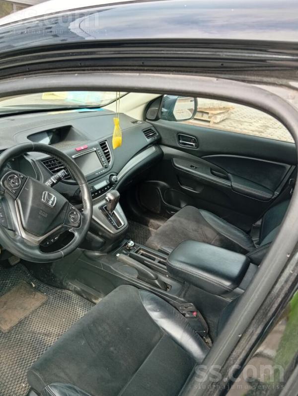 Black Honda CR-V 2013 in Riga, with an engine capacity of 2.20 L and mileage of 241 thousand km for 6900 €, photo 4 on AUTOMOTO.COM.LV