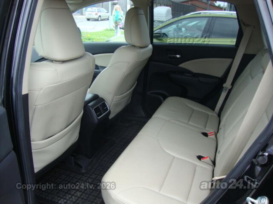 Black Honda CR-V 2016 in Tallinn, with an engine capacity of 2.00 L and mileage of 84 thousand km for 15800 €, photo 8 on AUTOMOTO.COM.LV