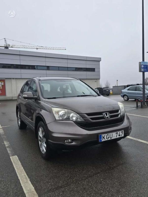 Brown Honda CR-V 2010 in Vilnius, with an engine capacity of 2.20 L and mileage of 272 thousand km for 4300 €, photo 2 on AUTOMOTO.COM.LV