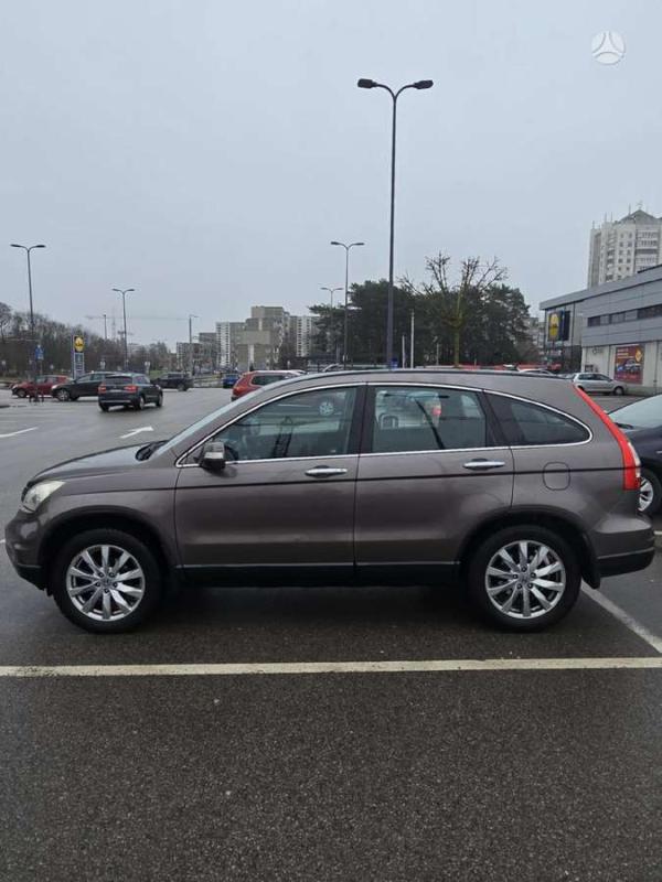 Brown Honda CR-V 2010 in Vilnius, with an engine capacity of 2.20 L and mileage of 272 thousand km for 4300 €, photo 3 on AUTOMOTO.COM.LV