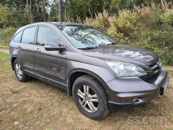 Brown Honda CR-V 2010 in Riga, with an engine capacity of 2.20 L and mileage of 295 thousand km for 5000 €, photo 3 on AUTOMOTO.COM.LV
