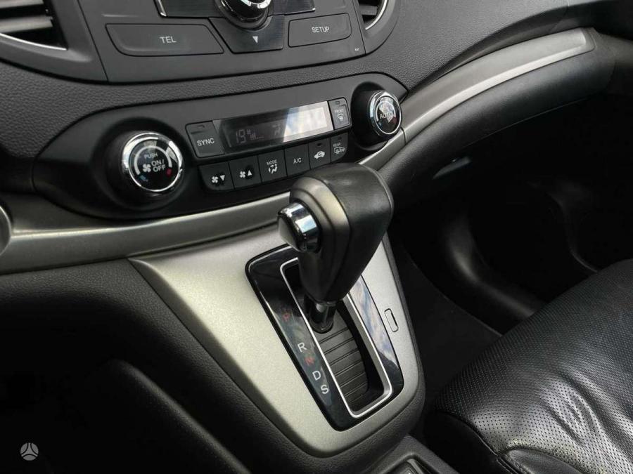 Brown Honda CR-V 2013 in Vilnius, with an engine capacity of 2.20 L and mileage of 211 thousand km for 9999 €, photo 17 on AUTOMOTO.COM.LV