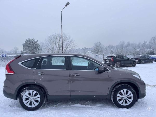 Brown Honda CR-V 2015 in Alytus, with an engine capacity of 1.60 L and mileage of 240 thousand km for 10300 €, photo 8 on AUTOMOTO.COM.LV