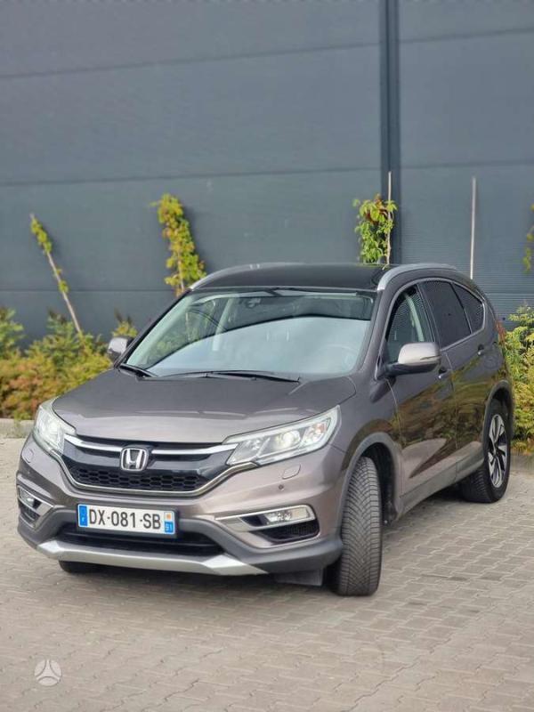 Honda CR-V 2015 in Vilnius on AUTOMOTO.COM.LV Brown Honda CR-V 2015 in Vilnius, with an engine capacity of 1.60 L and mileage of 180 thousand km for 12900 €, photo 3 on AUTOMOTO.COM.LV