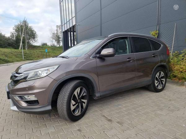 Honda CR-V 2015 in Vilnius on AUTOMOTO.COM.LV Brown Honda CR-V 2015 in Vilnius, with an engine capacity of 1.60 L and mileage of 180 thousand km for 12900 €, photo 4 on AUTOMOTO.COM.LV