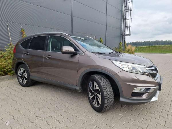 Honda CR-V 2015 in Vilnius on AUTOMOTO.COM.LV Brown Honda CR-V 2015 in Vilnius, with an engine capacity of 1.60 L and mileage of 180 thousand km for 12900 €, photo 5 on AUTOMOTO.COM.LV