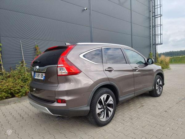 Honda CR-V 2015 in Vilnius on AUTOMOTO.COM.LV Brown Honda CR-V 2015 in Vilnius, with an engine capacity of 1.60 L and mileage of 180 thousand km for 12900 €, photo 7 on AUTOMOTO.COM.LV