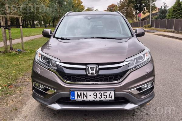 Brown Honda CR-V 2015 in Riga, with an engine capacity of 2.00 L and mileage of 123 thousand km for 15300 €, photo 4 on AUTOMOTO.COM.LV