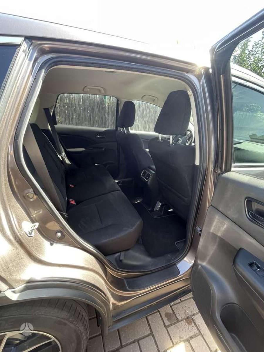 Brown Honda CR-V 2016 in Vilnius, with an engine capacity of 1.60 L and mileage of 322 thousand km for 9100 €, photo 16 on AUTOMOTO.COM.LV