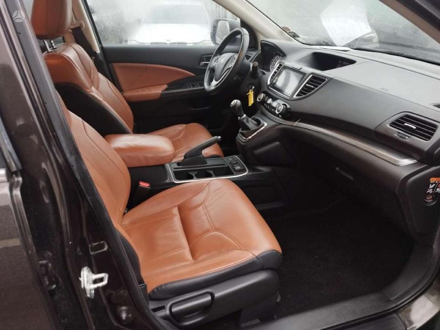 Brown Honda CR-V 2017 in Utena, with an engine capacity of 1.60 L and mileage of 249 thousand km for 10800 €, photo 7 on AUTOMOTO.COM.LV