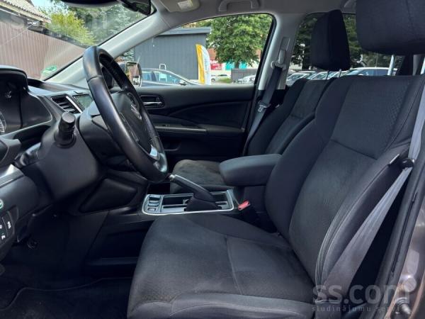 Brown Honda CR-V 2017 in Riga, with an engine capacity of 1.60 L and mileage of 123 thousand km for 12950 €, photo 7 on AUTOMOTO.COM.LV