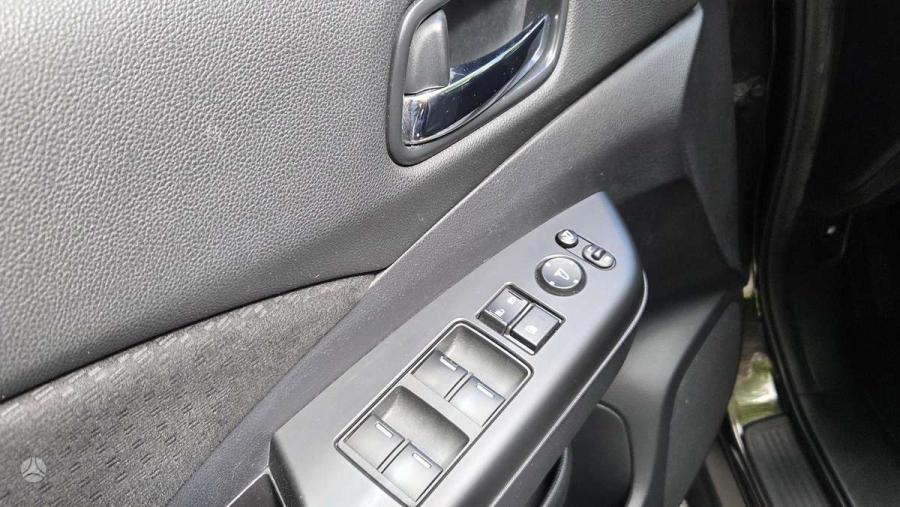 Brown Honda CR-V 2017 in Panevezys, with an engine capacity of 1.60 L and mileage of 260 thousand km for 11200 €, photo 28 on AUTOMOTO.COM.LV