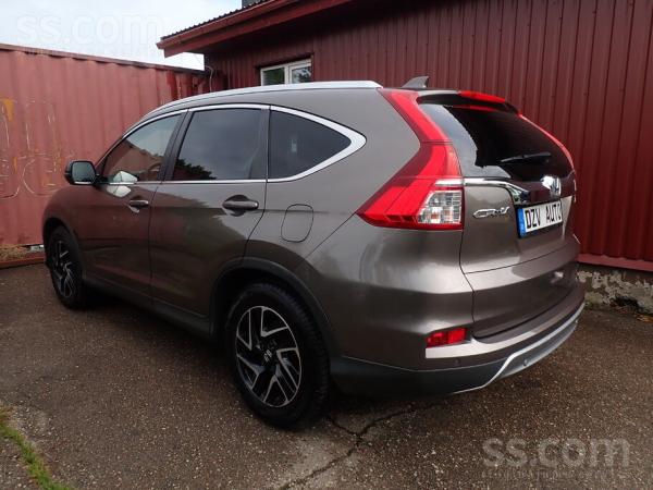 Brown Honda CR-V 2017 in Liepaja, with an engine capacity of 1.60 L and mileage of 222 thousand km for 11950 €, photo 3 on AUTOMOTO.COM.LV