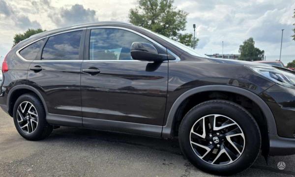 Brown Honda CR-V 2017 in Marijampole, with an engine capacity of 1.60 L and mileage of 302 thousand km for 9550 €, photo 5 on AUTOMOTO.COM.LV