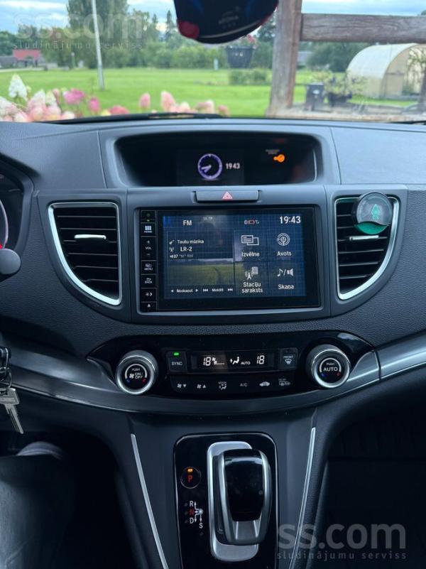 Brown Honda CR-V 2017 in Valka, with an engine capacity of 1.60 L and mileage of 23 thousand km for 12500 €, photo 9 on AUTOMOTO.COM.LV