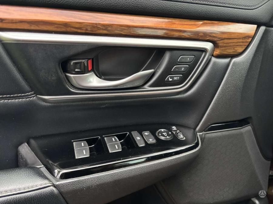 Brown Honda CR-V 2018 in Varena, with an engine capacity of 1.50 L and mileage of 240 thousand km for 17500 €, photo 15 on AUTOMOTO.COM.LV