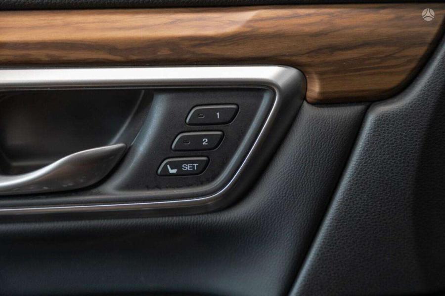 Brown Honda CR-V 2019 in Vilnius, with an engine capacity of 1.50 L and mileage of 120 thousand km for 21500 €, photo 19 on AUTOMOTO.COM.LV