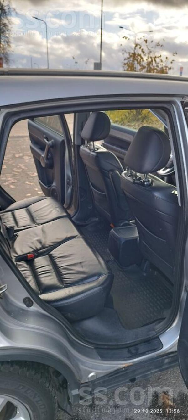 Honda CR-V 2008 in Riga, with an engine capacity of 2.20 L and mileage of 295 thousand km for 5500 €, photo 11 on AUTOMOTO.COM.LV