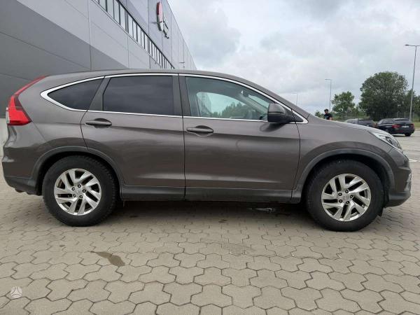 Honda CR-V 2015 in Vilnius, with an engine capacity of 1.60 L and mileage of 277 thousand km for 9000 €, photo 3 on AUTOMOTO.COM.LV