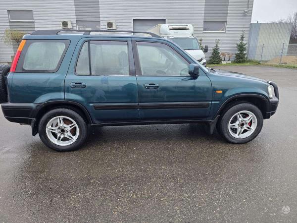 Green Honda CR-V 1998 in Vilnius, with an engine capacity of 2.00 L and mileage of 293 thousand km for 1350 €, photo 2 on AUTOMOTO.COM.LV