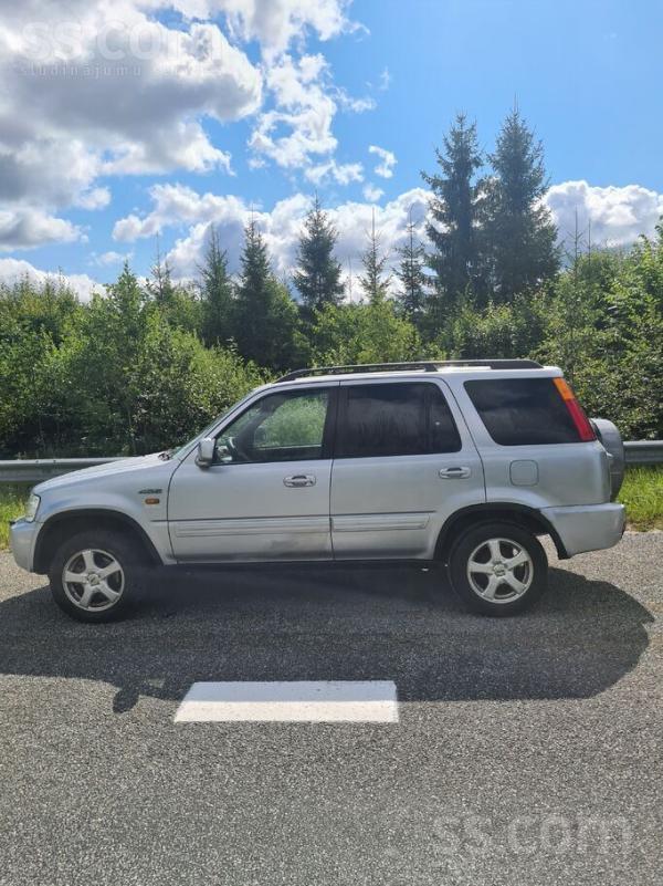 Pelēks Honda CR-V 2001 Alūksne, ar dzinēja tilpumu 2.00 L un nobraukumu 299 tūkst. km par 1100 €, foto 4 vietnē AUTOMOTO.COM.LV
