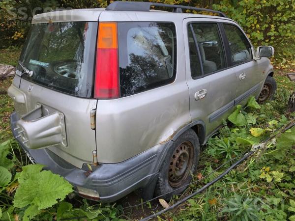 Grey Honda CR-V 2001 in Valmiera, with an engine capacity of 2.00 L and mileage of 370 thousand km for 1000 €, photo 3 on AUTOMOTO.COM.LV