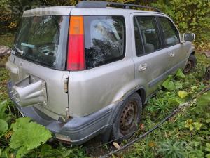 Grey Honda CR-V 2001 in Valmiera, with an engine capacity of 2.00 L and mileage of 370 thousand km for 1000 €, photo 3 on AUTOMOTO.COM.LV