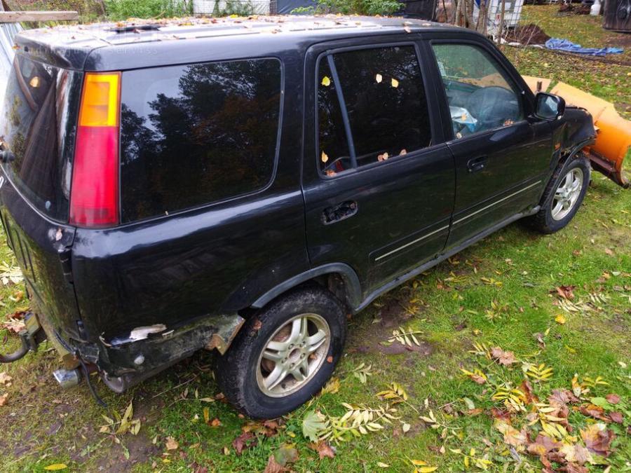 Grey Honda CR-V 2001 in Valmiera, with an engine capacity of 2.00 L and mileage of 370 thousand km for 1000 €, photo 5 on AUTOMOTO.COM.LV