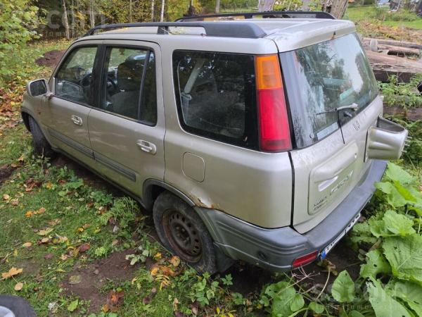 Grey Honda CR-V 2001 in Valmiera, with an engine capacity of 2.00 L and mileage of 370 thousand km for 1000 €, photo 7 on AUTOMOTO.COM.LV