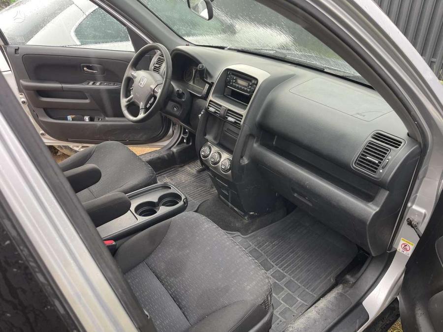 Grey Honda CR-V 2004 in Vilnius, with an engine capacity of 2.00 L and mileage of 321 thousand km for 2950 €, photo 11 on AUTOMOTO.COM.LV