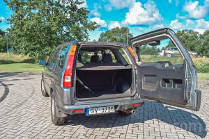 Grey Honda CR-V 2004 in Riga, with an engine capacity of 2.00 L and mileage of 153 thousand km for 2900 €, photo 8 on AUTOMOTO.COM.LV