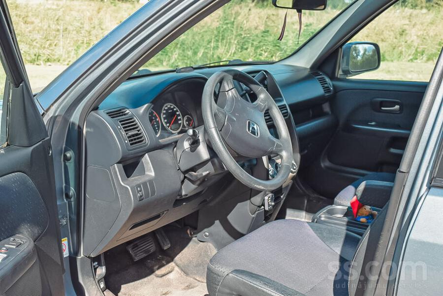 Grey Honda CR-V 2004 in Riga, with an engine capacity of 2.00 L and mileage of 153 thousand km for 2900 €, photo 12 on AUTOMOTO.COM.LV