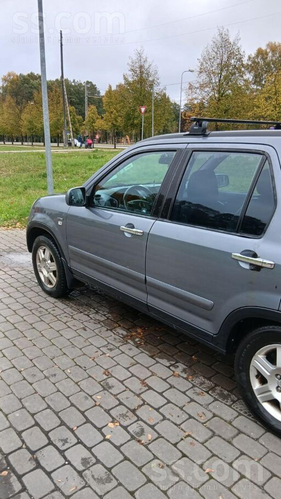 Grey Honda CR-V 2004 in Riga, with an engine capacity of 2.00 L and mileage of 289 thousand km for 2200 €, photo 6 on AUTOMOTO.COM.LV