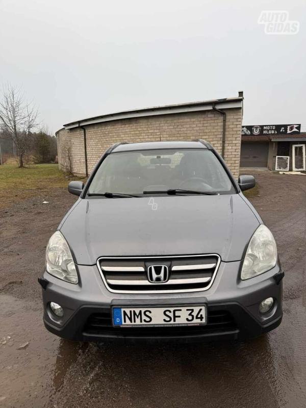 Grey Honda CR-V 2005 in Mazeikiai, with an engine capacity of 2.20 L and mileage of 275 thousand km for 3350 €, photo 8 on AUTOMOTO.COM.LV