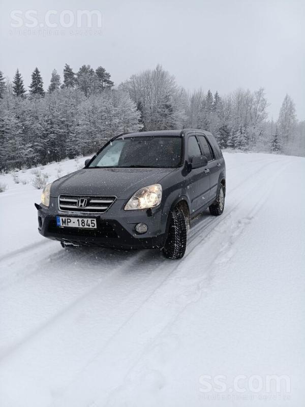 Grey Honda CR-V 2005 in Preili, with an engine capacity of 2.20 L and mileage of 388 thousand km for 2800 €, photo 5 on AUTOMOTO.COM.LV