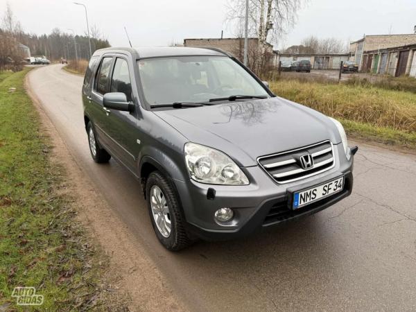Grey Honda CR-V 2005 in Mazeikiai, with an engine capacity of 2.20 L and mileage of 275 thousand km for 3400 €, photo 6 on AUTOMOTO.COM.LV