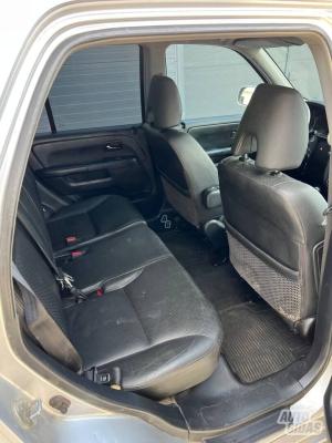 Grey Honda CR-V 2005 in Marijampole, with an engine capacity of 2.20 L and mileage of 370 thousand km for 2200 €, photo 9 on AUTOMOTO.COM.LV