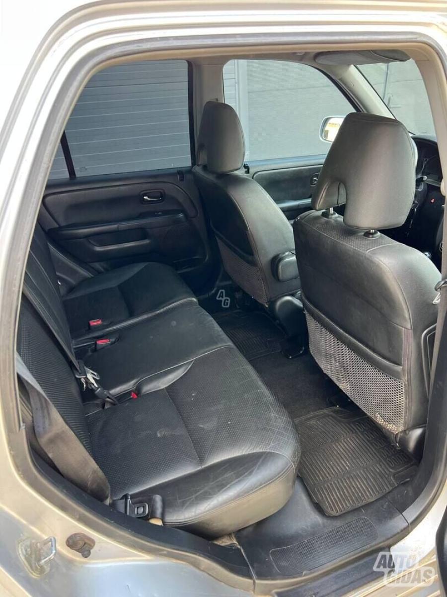 Grey Honda CR-V 2005 in Marijampole, with an engine capacity of 2.20 L and mileage of 370 thousand km for 2200 €, photo 9 on AUTOMOTO.COM.LV