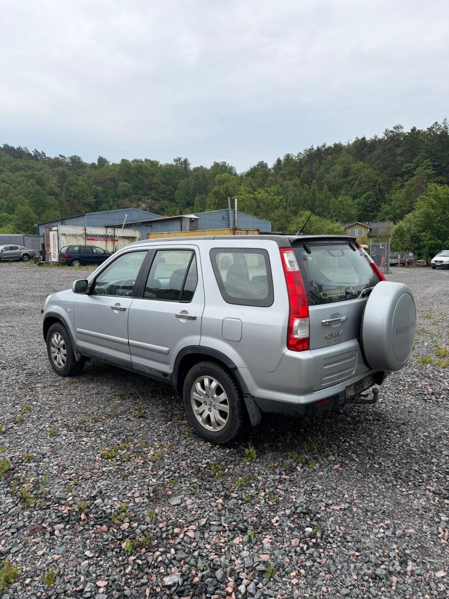 Grey Honda CR-V 2005 in Tallinn, with an engine capacity of 2.20 L and mileage of 283 thousand km for 2450 €, photo 4 on AUTOMOTO.COM.LV