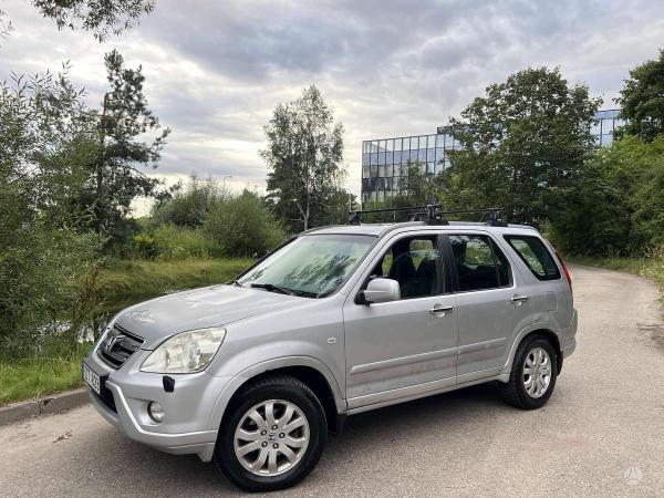 Grey Honda CR-V 2005 in Vilnius, with an engine capacity of 2.20 L and mileage of 300 thousand km for 1750 €, photo 1 on AUTOMOTO.COM.LV