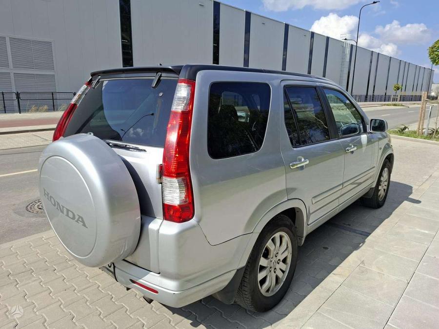 Grey Honda CR-V 2005 in Vilnius, with an engine capacity of 2.20 L and mileage of 301 thousand km for 2200 €, photo 1 on AUTOMOTO.COM.LV