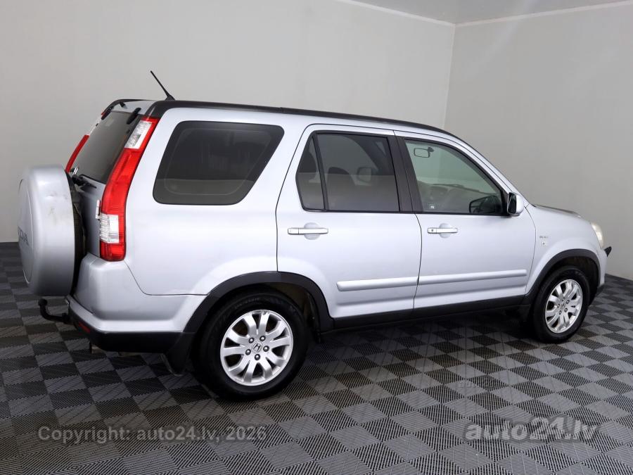 Grey Honda CR-V 2005 in Tallinn, with an engine capacity of 2.00 L and mileage of 297 thousand km for 1199 €, photo 4 on AUTOMOTO.COM.LV