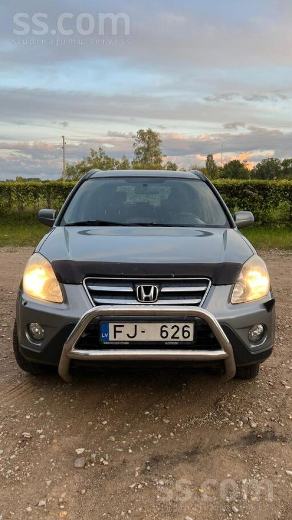 Pelēks Honda CR-V 2005 Gulbene, ar dzinēja tilpumu 2.00 L un nobraukumu 240 tūkst. km par 2450 €, foto 3 vietnē AUTOMOTO.COM.LV